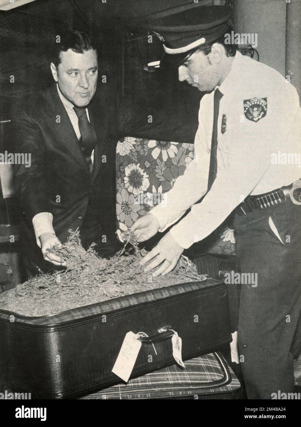 Suitcase airport 1950s hi-res stock photography and images - Alamy