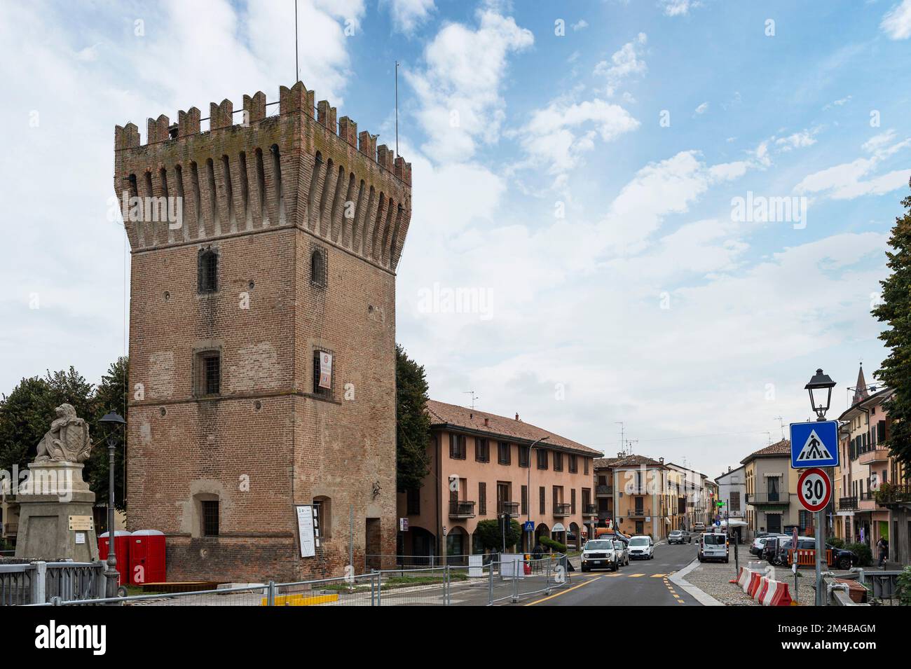torre del guado and village, pizzighettone, italy Stock Photo - Alamy