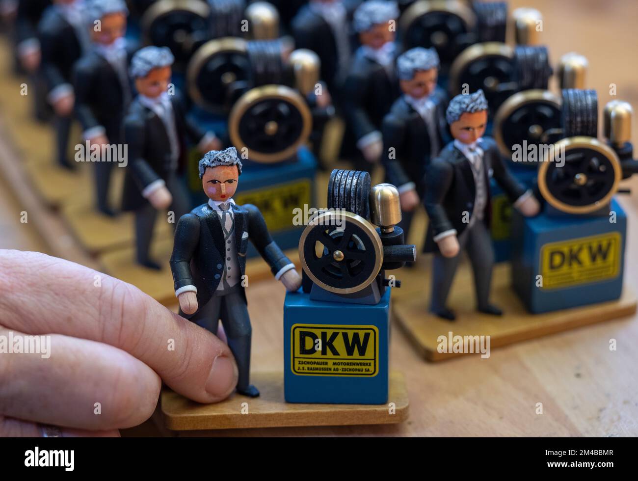 20 December 2022, Saxony, Seiffen: In the workshop of Walter Werner ...