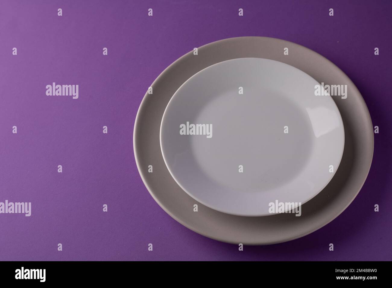 Empty plates hi-res stock photography and images - Alamy