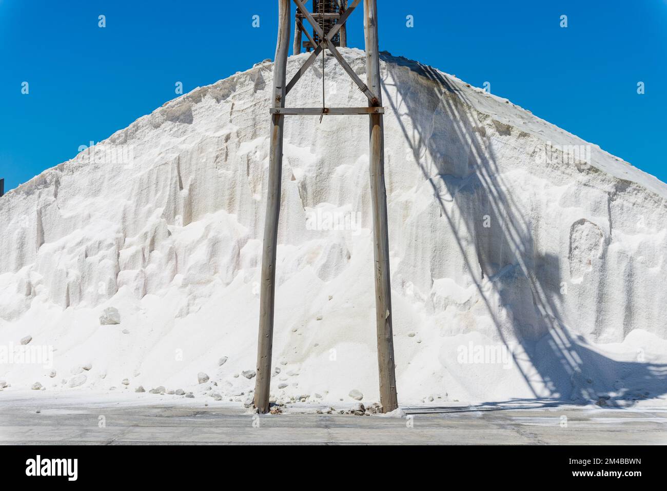 The salt stockpile and the conveyor structure at Lake Grassmere Stock ...