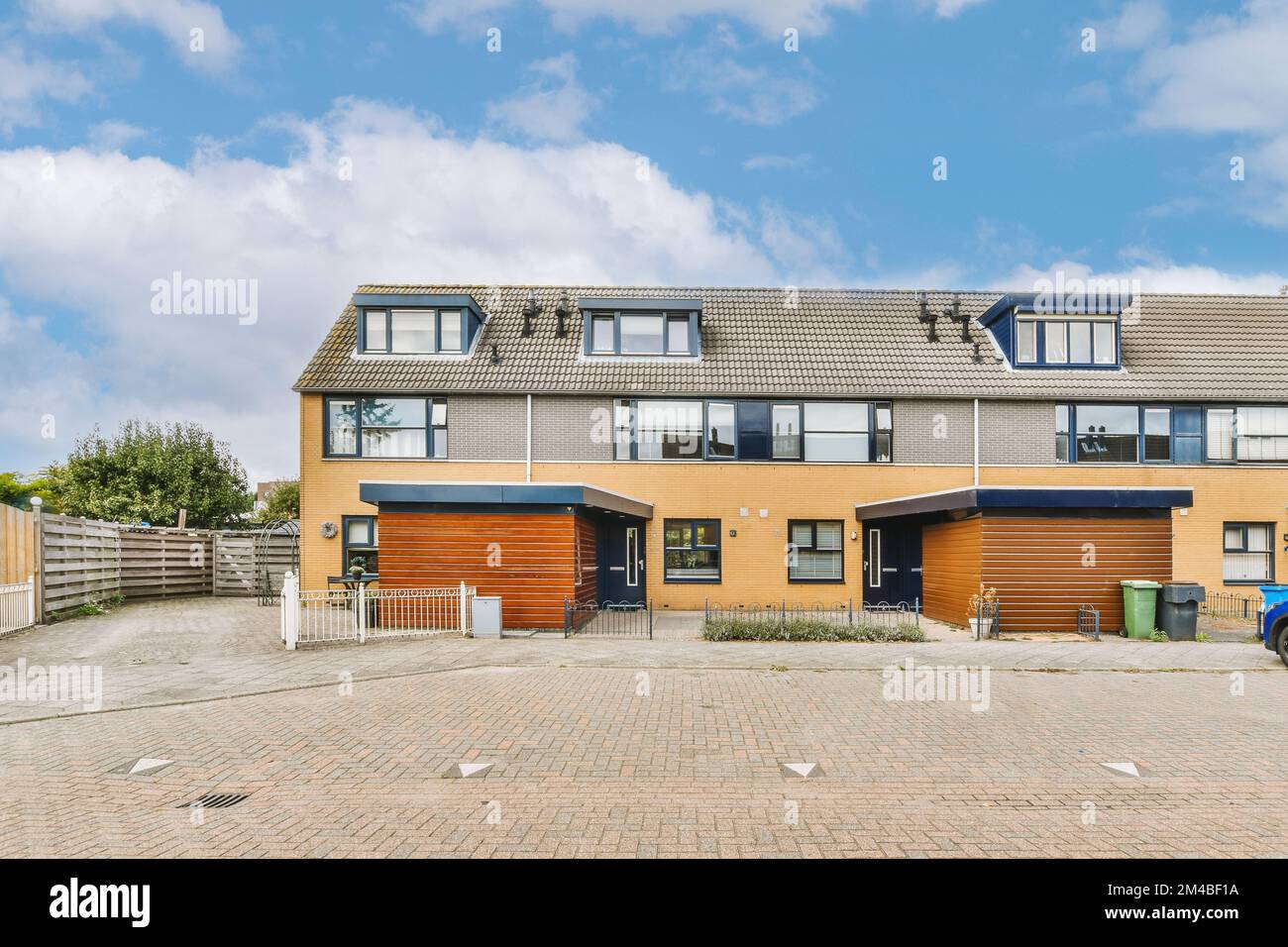 a house that is in the middle of an empty lot with no cars parked on it ...