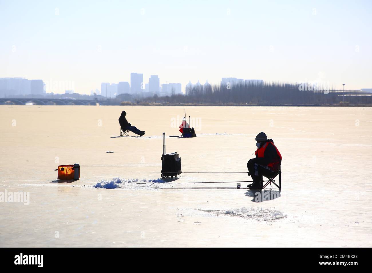 Winter fishing enthusiasts were ice fishing on Yuehai Lake in Yinchuan ...