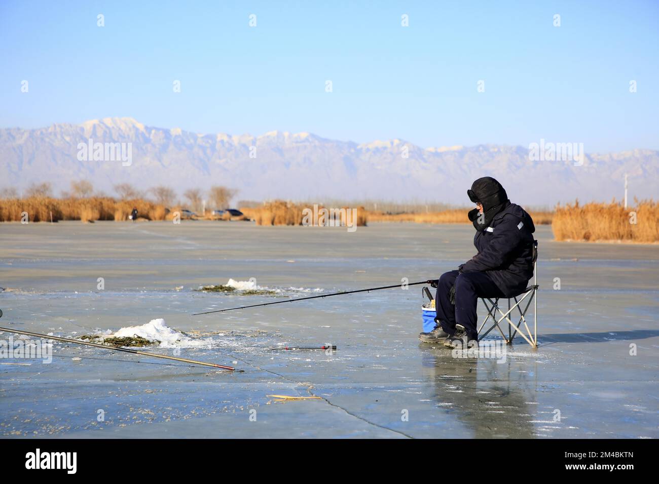 Winter fishing enthusiasts were ice fishing on Yuehai Lake in Yinchuan ...