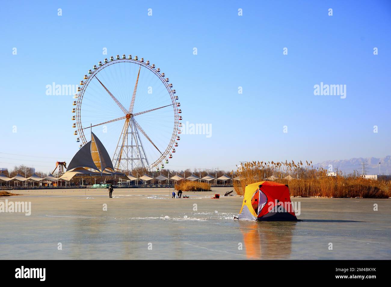 Winter fishing enthusiasts were ice fishing on Yuehai Lake in Yinchuan ...