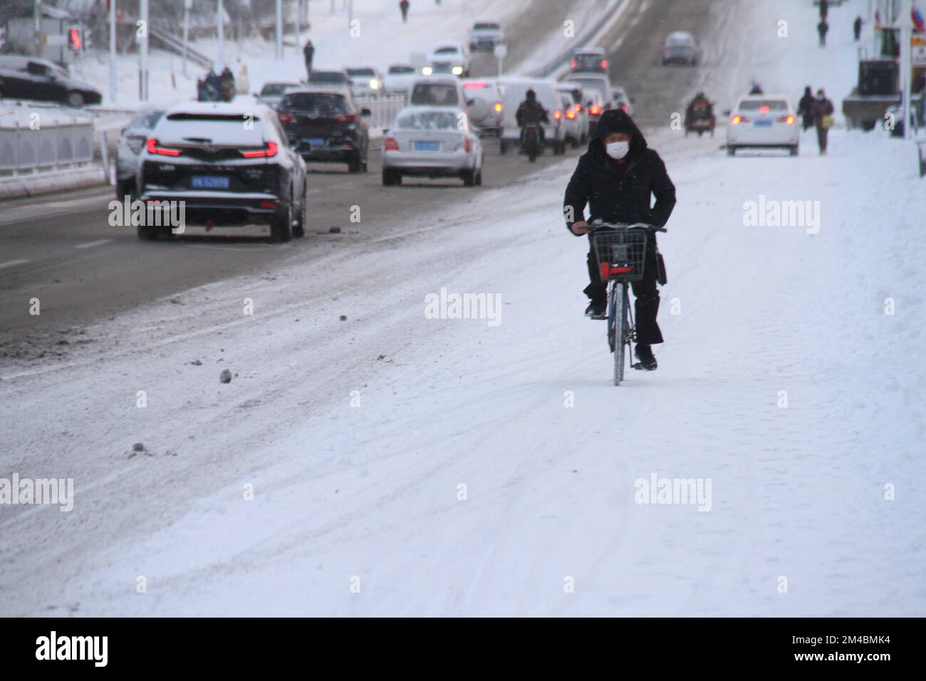 Affected by the strong cold air, a heavy snow fell in Weihai City, east ...