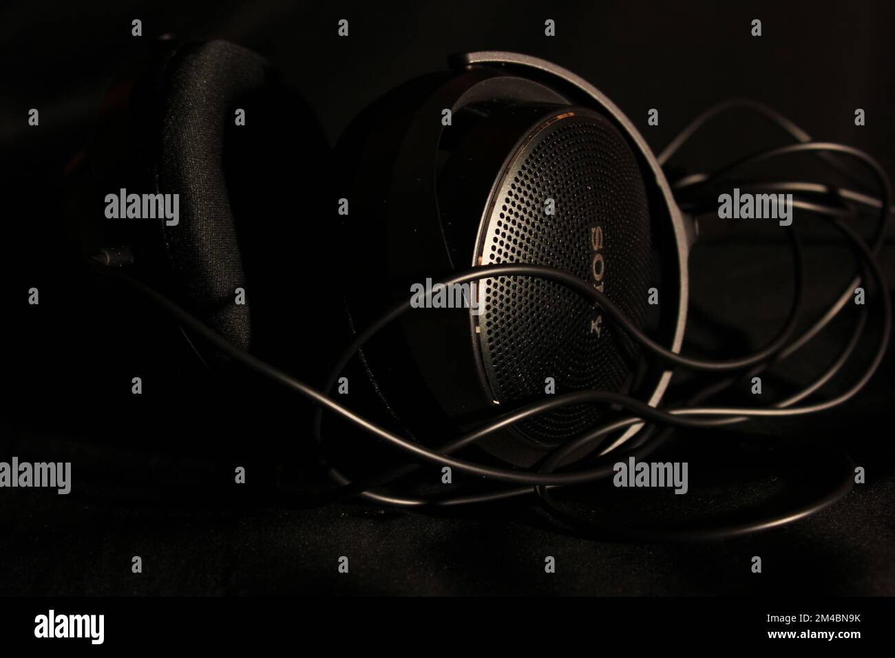 Blackwork picture of sony headphones taken in almost total dark ...