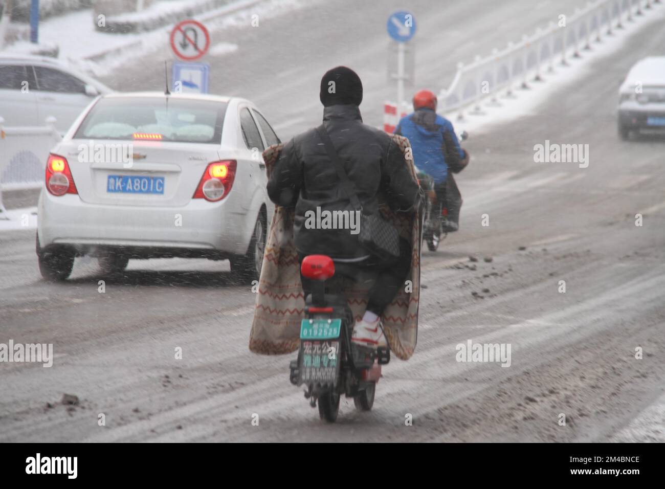 Affected by the strong cold air, a heavy snow fell in Weihai City, east ...