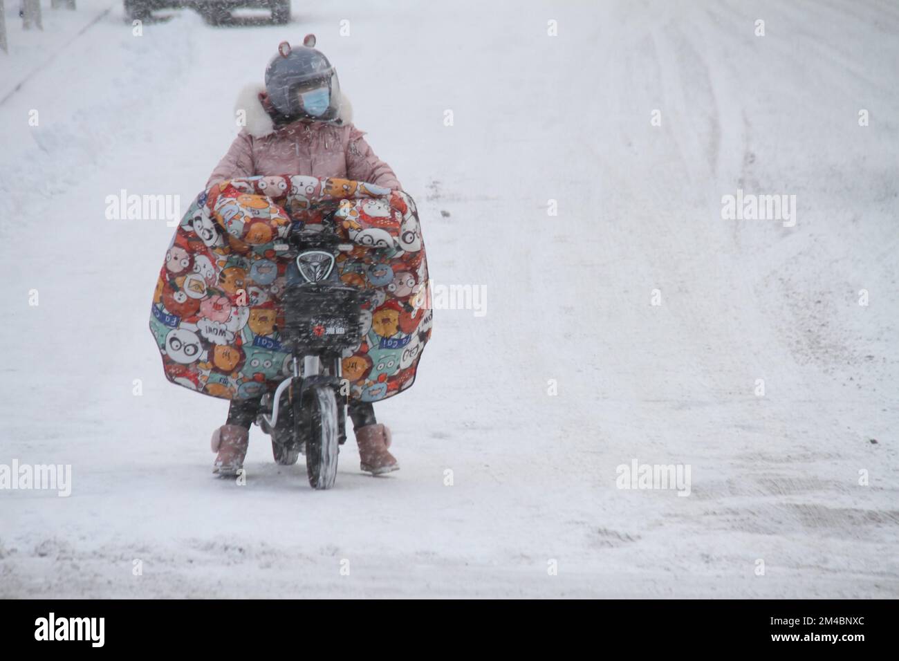 Affected by the strong cold air, a heavy snow fell in Weihai City, east ...