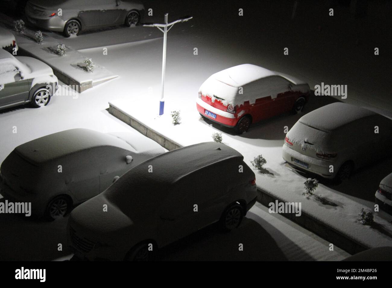 Affected by the strong cold air, a heavy snow fell in Weihai City, east ...