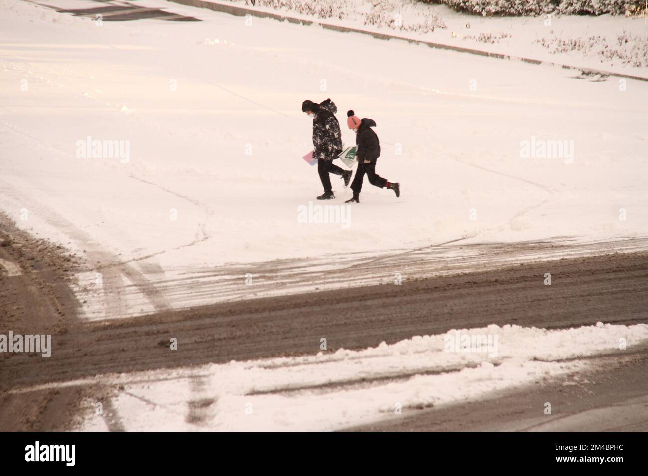Affected by the strong cold air, a heavy snow fell in Weihai City, east ...