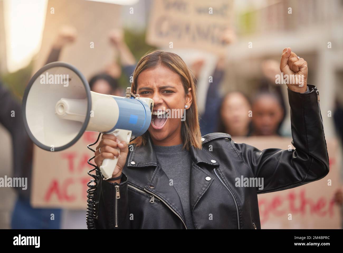 Crowd girl fight hi-res stock photography and images - Alamy