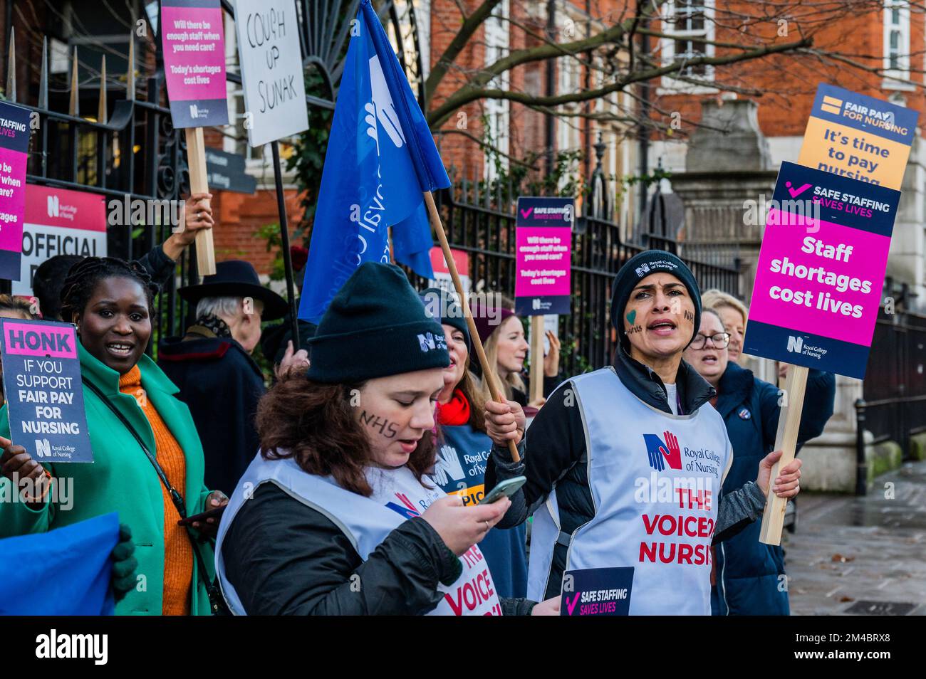 London, UK. 20th Dec, 2022. Nurses respond to honks of support from ...
