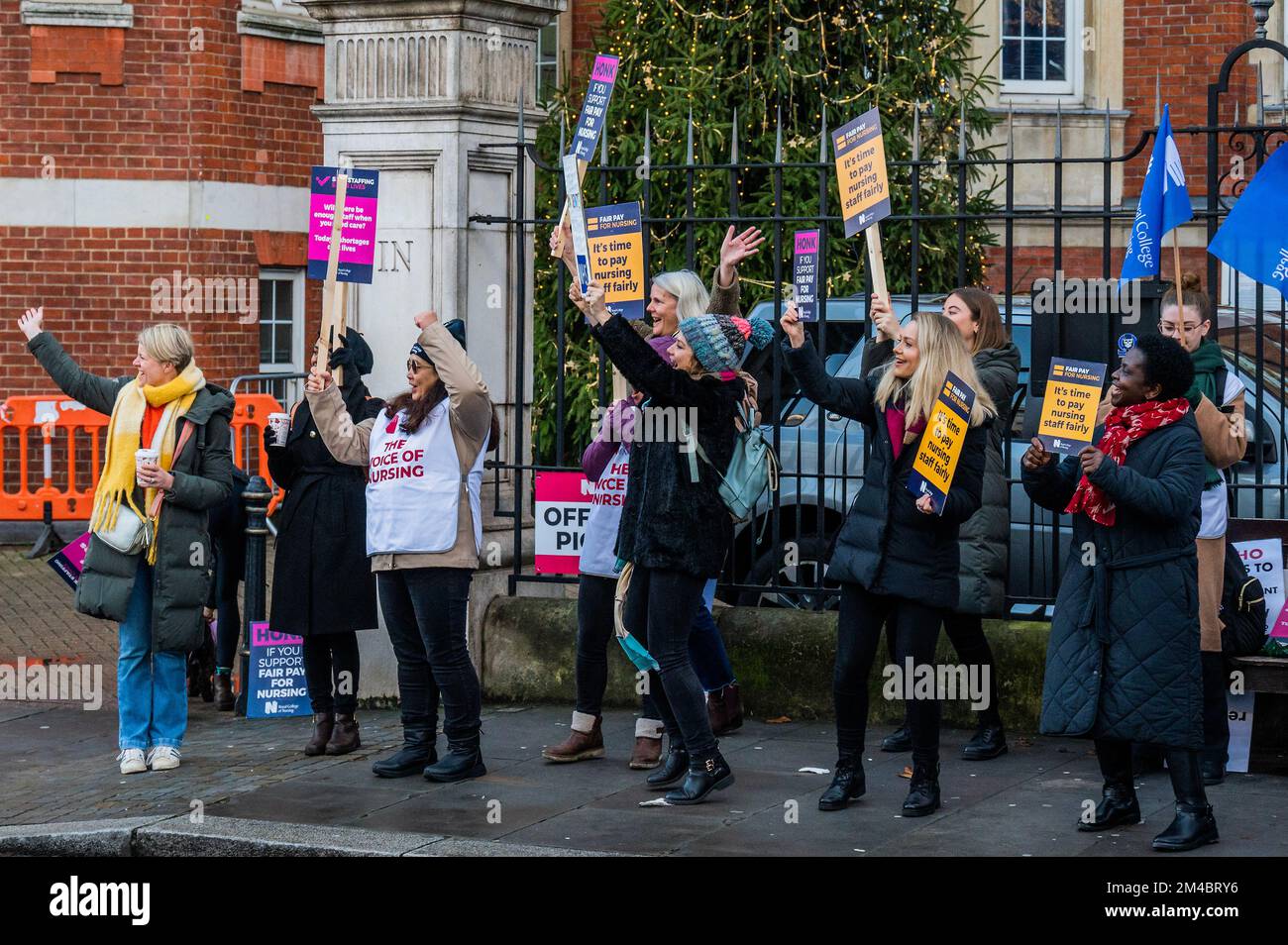 London, UK. 20th Dec, 2022. Nurses respond to honks of support from ...