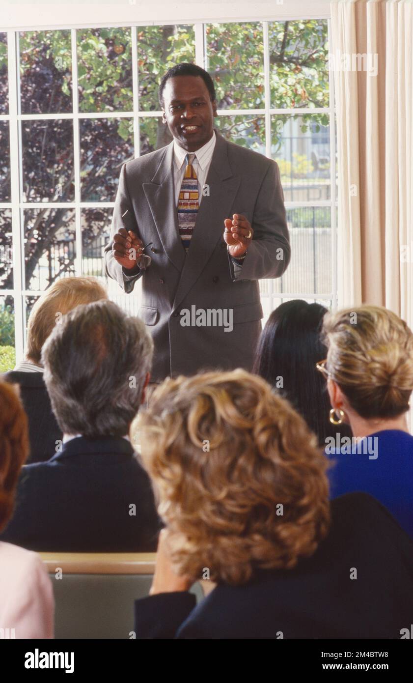 Full room people hi-res stock photography and images - Alamy