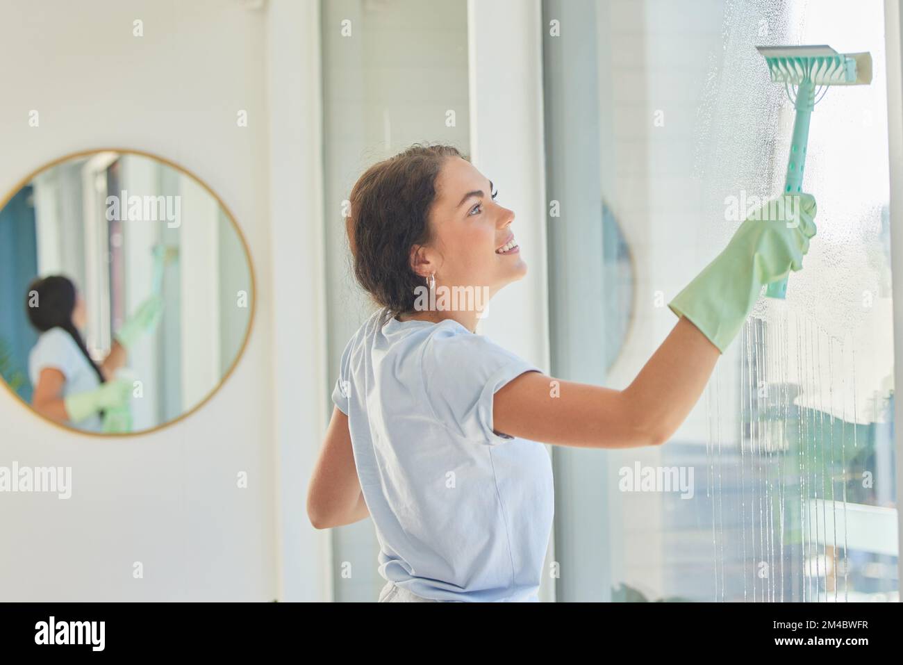Office window cleaning woman hi-res stock photography and images - Alamy