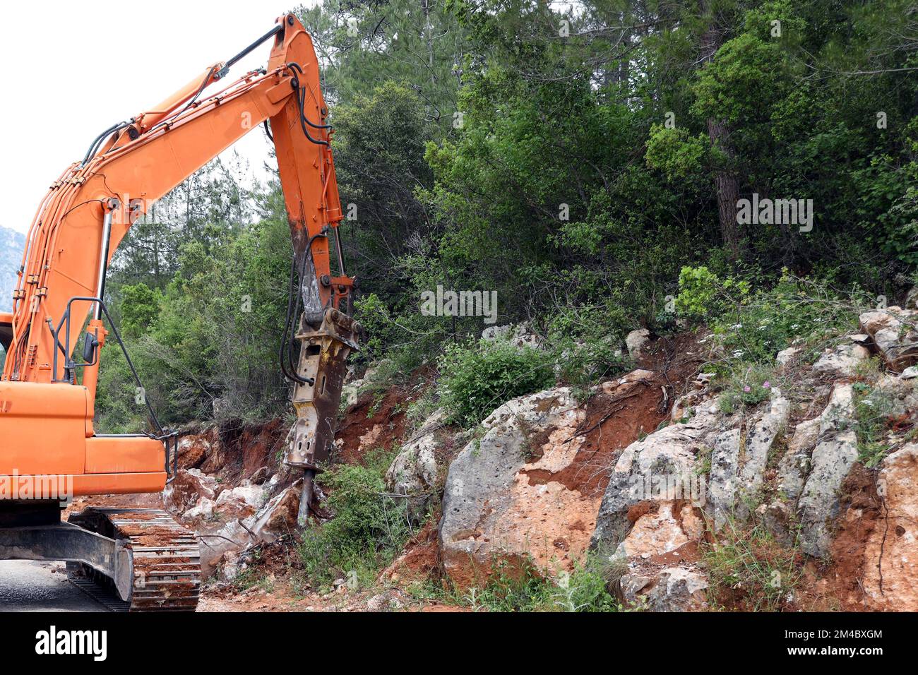Excavator hydraulic hammer breaks hi-res stock photography and images ...