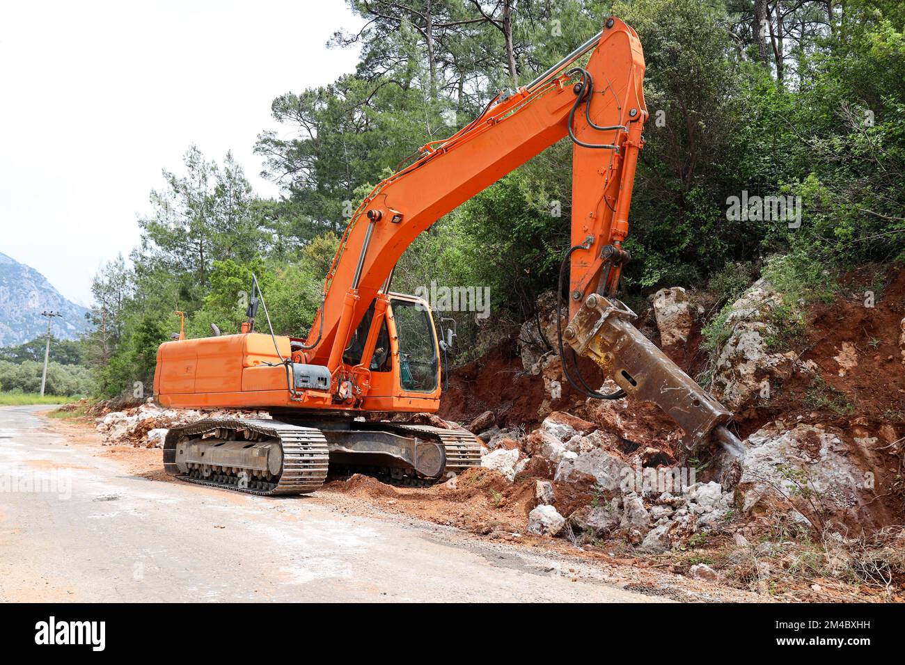 Excavator hydraulic hammer breaks hi-res stock photography and images ...