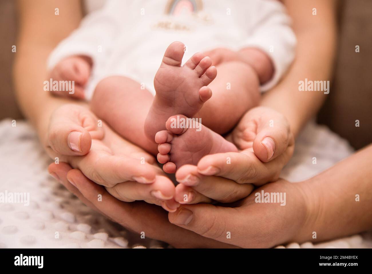 Handles and legs of the newborn baby Stock Photo - Alamy