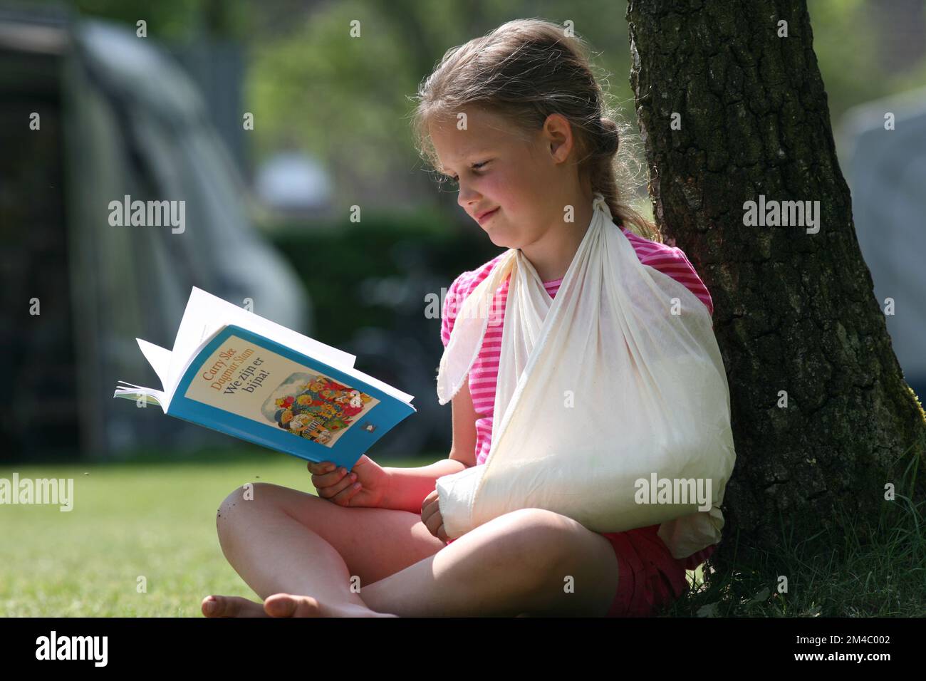 Child broken arm reading hi-res stock photography and images - Alamy