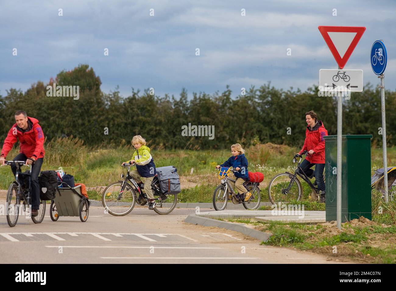 Bicycle children trailer hi-res stock photography and images - Alamy