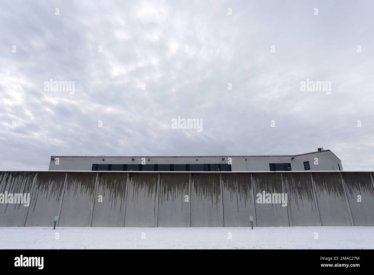 20 December 2022, Bavaria, Gablingen: A wall surrounds the Gablingen ...