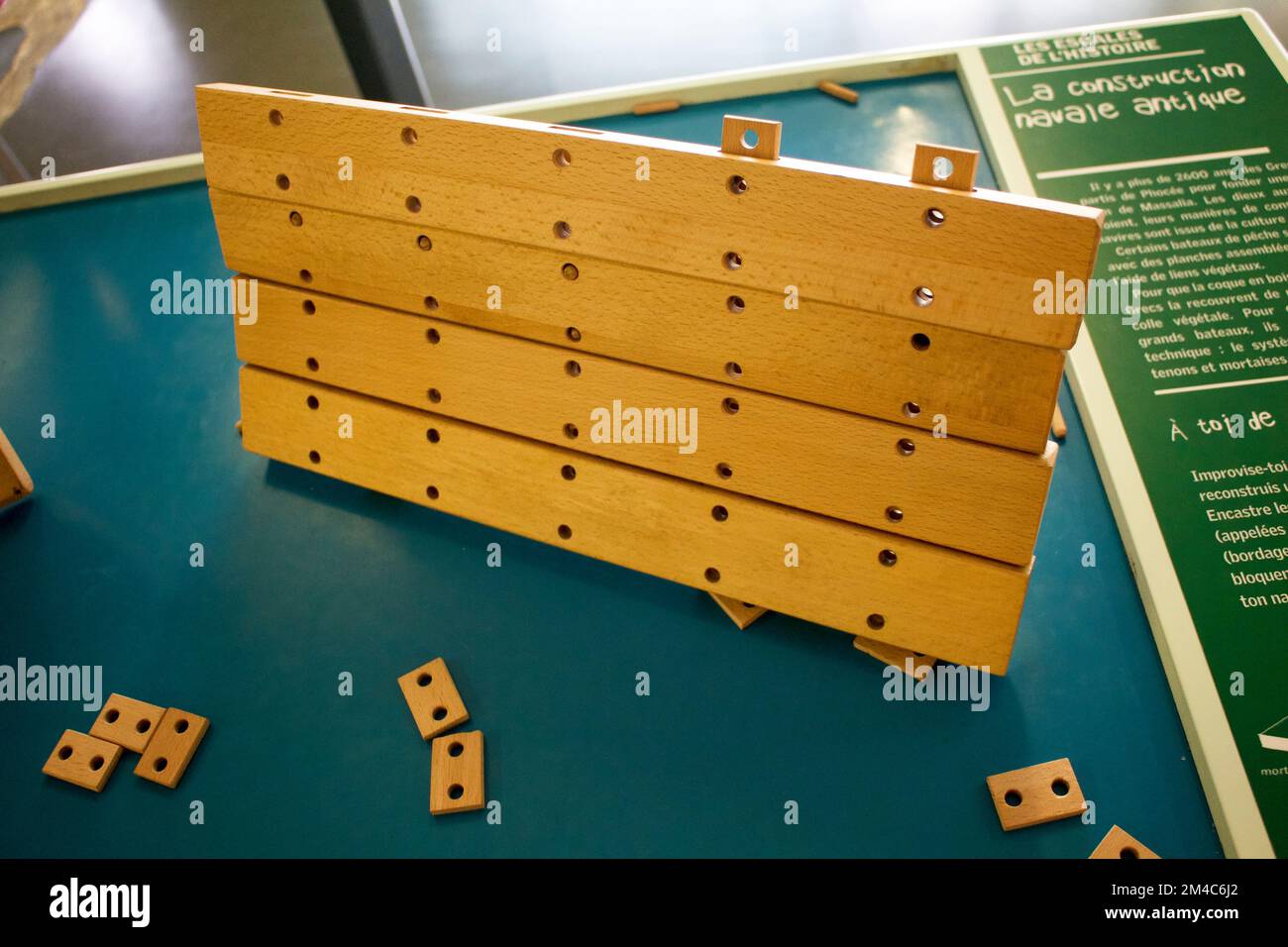 Musée d'Histoire de Marseille : Antique shell assembly (plank,tenons ...