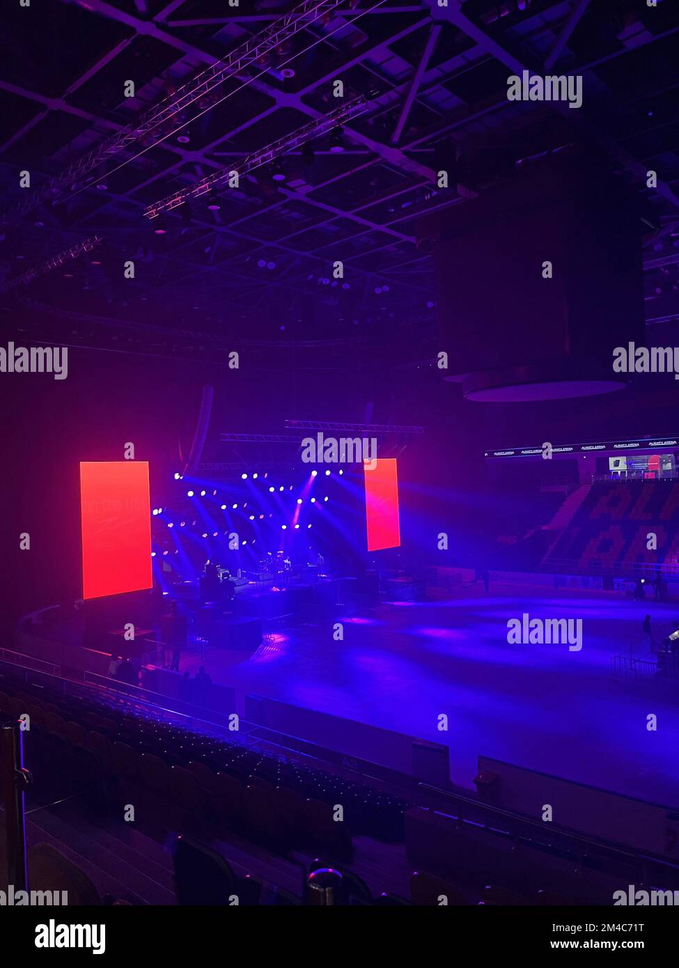 empty concert hall stage with lighting fixtures Stock Photo - Alamy