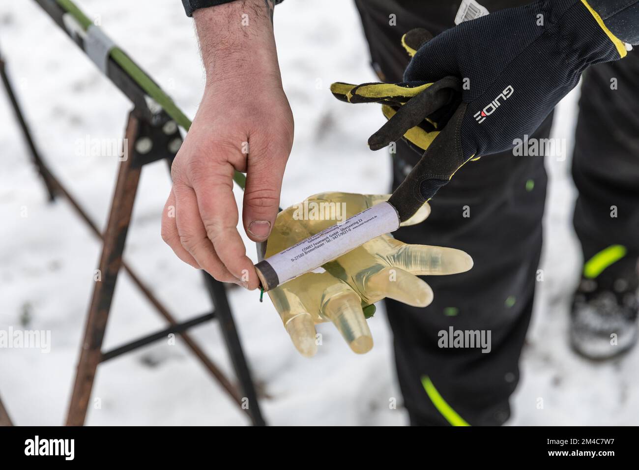 PRODUCTION - 14 December 2022, Brandenburg, Cottbus: A blaster places a ...