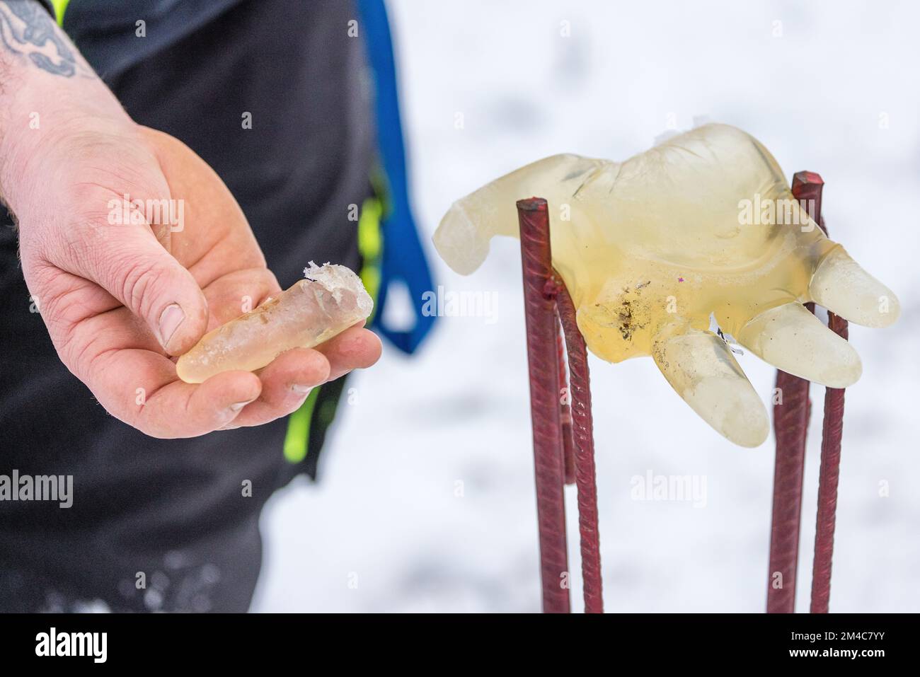 PRODUCTION - 14 December 2022, Brandenburg, Cottbus: A fireworker holds ...