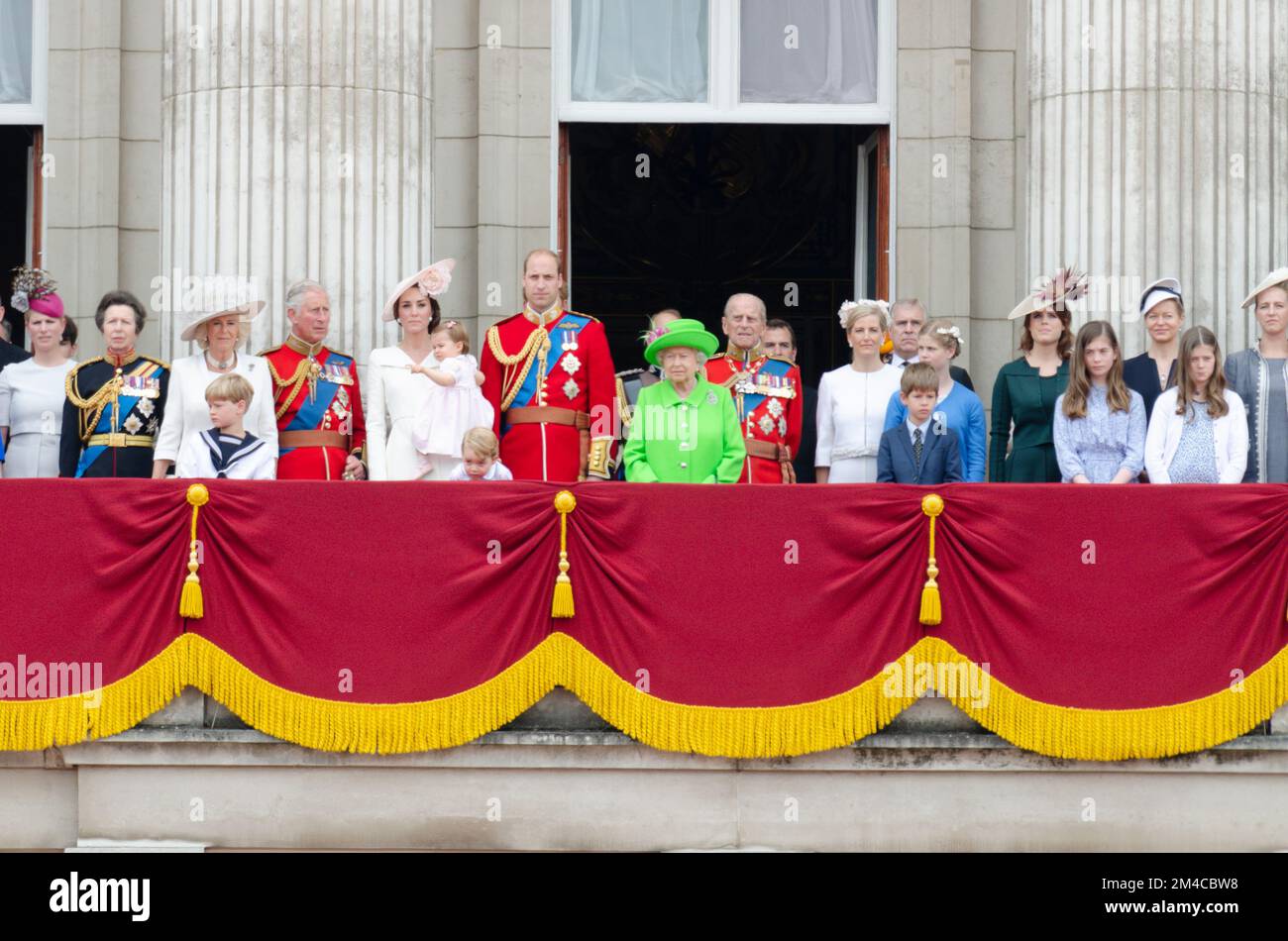 Extended Royal Family on the balcony of Buckingham Palace after ...
