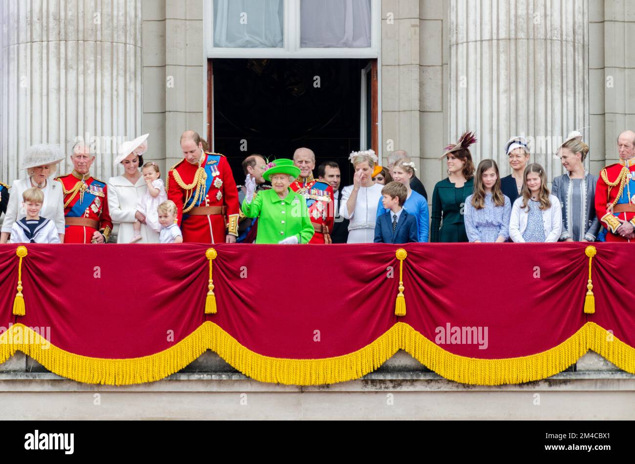 Extended Royal Family on the balcony of Buckingham Palace after ...