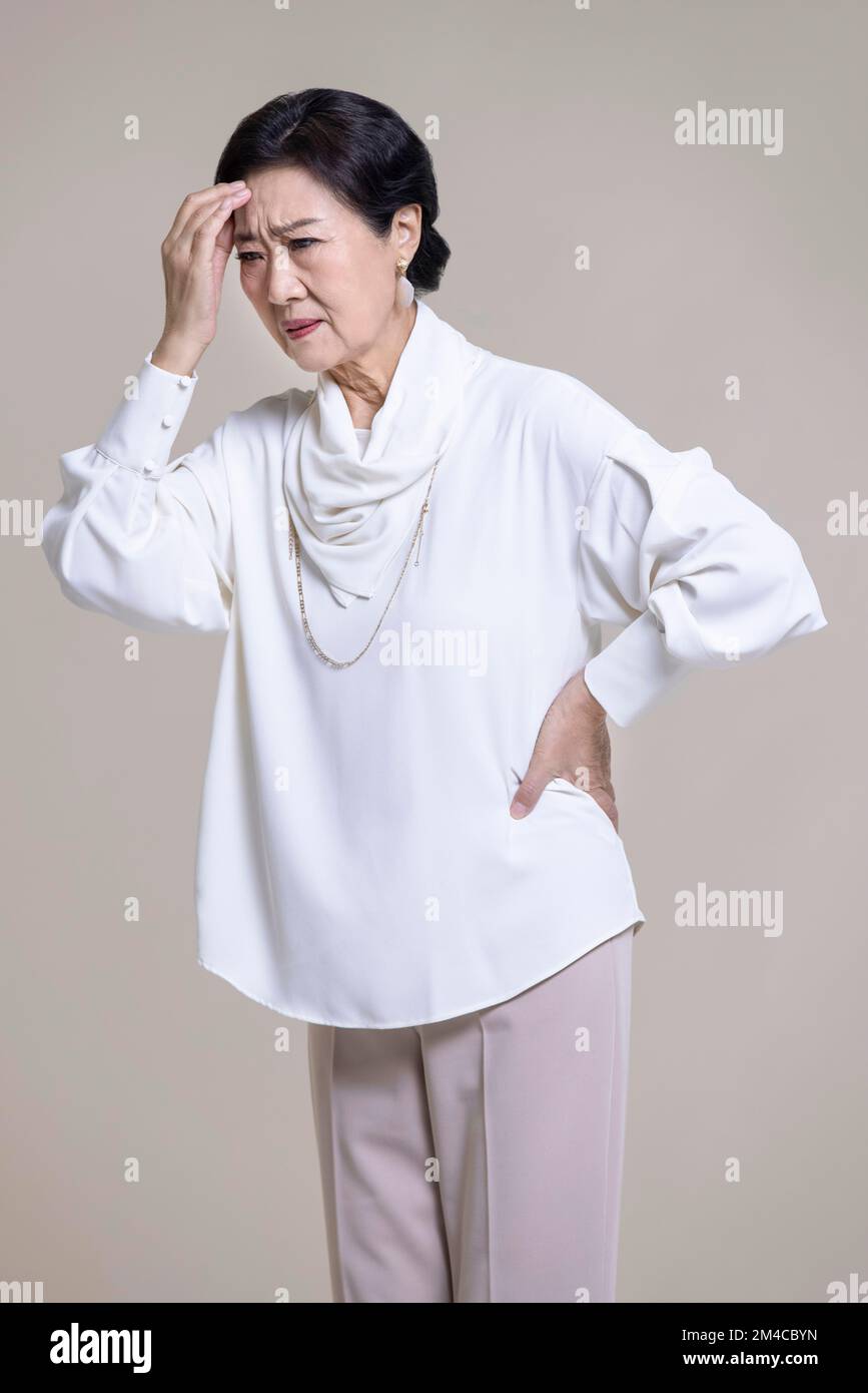 Unwell asian senior woman hi-res stock photography and images - Alamy
