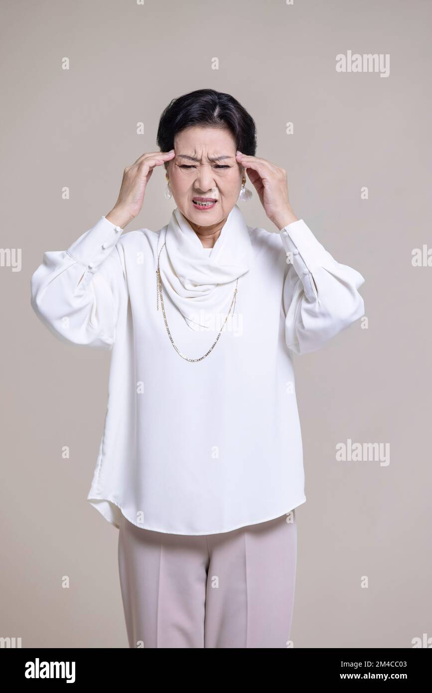 Unwell asian senior woman hi-res stock photography and images - Alamy