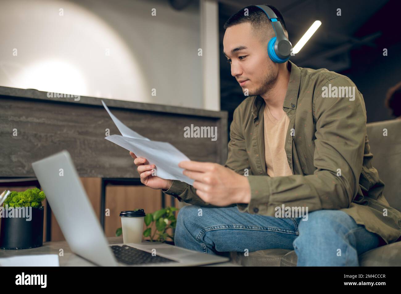 Office employee hands documents hi-res stock photography and images - Alamy