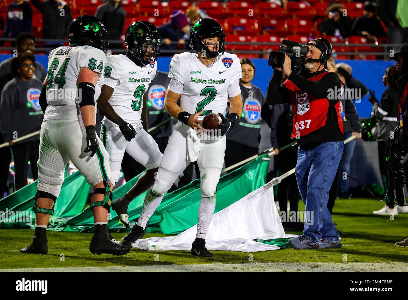 North Texas Mean Green quarterback Austin Aune (2) scores a 2-pt ...