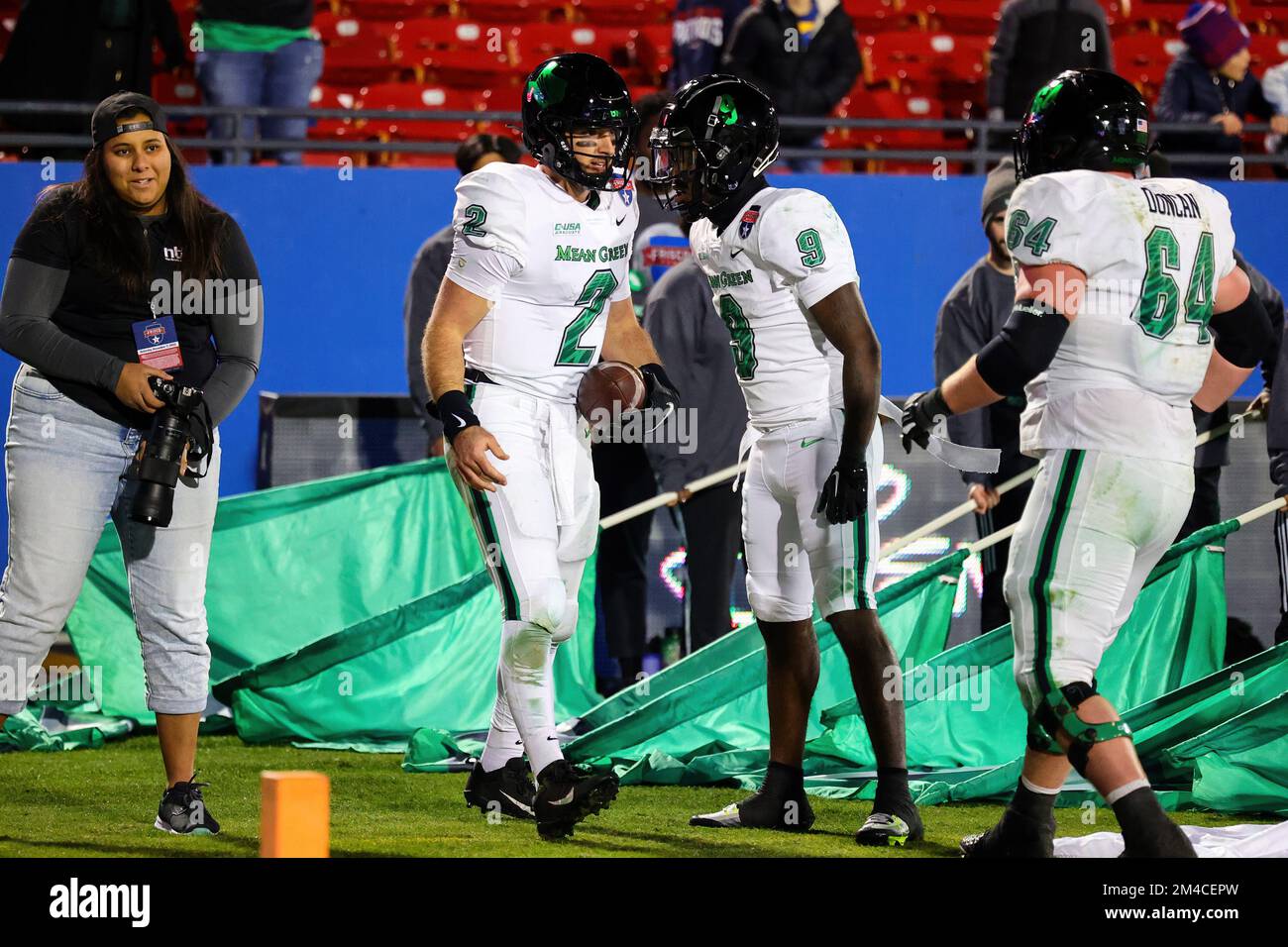 North Texas Mean Green quarterback Austin Aune (2) scores a 2-pt ...