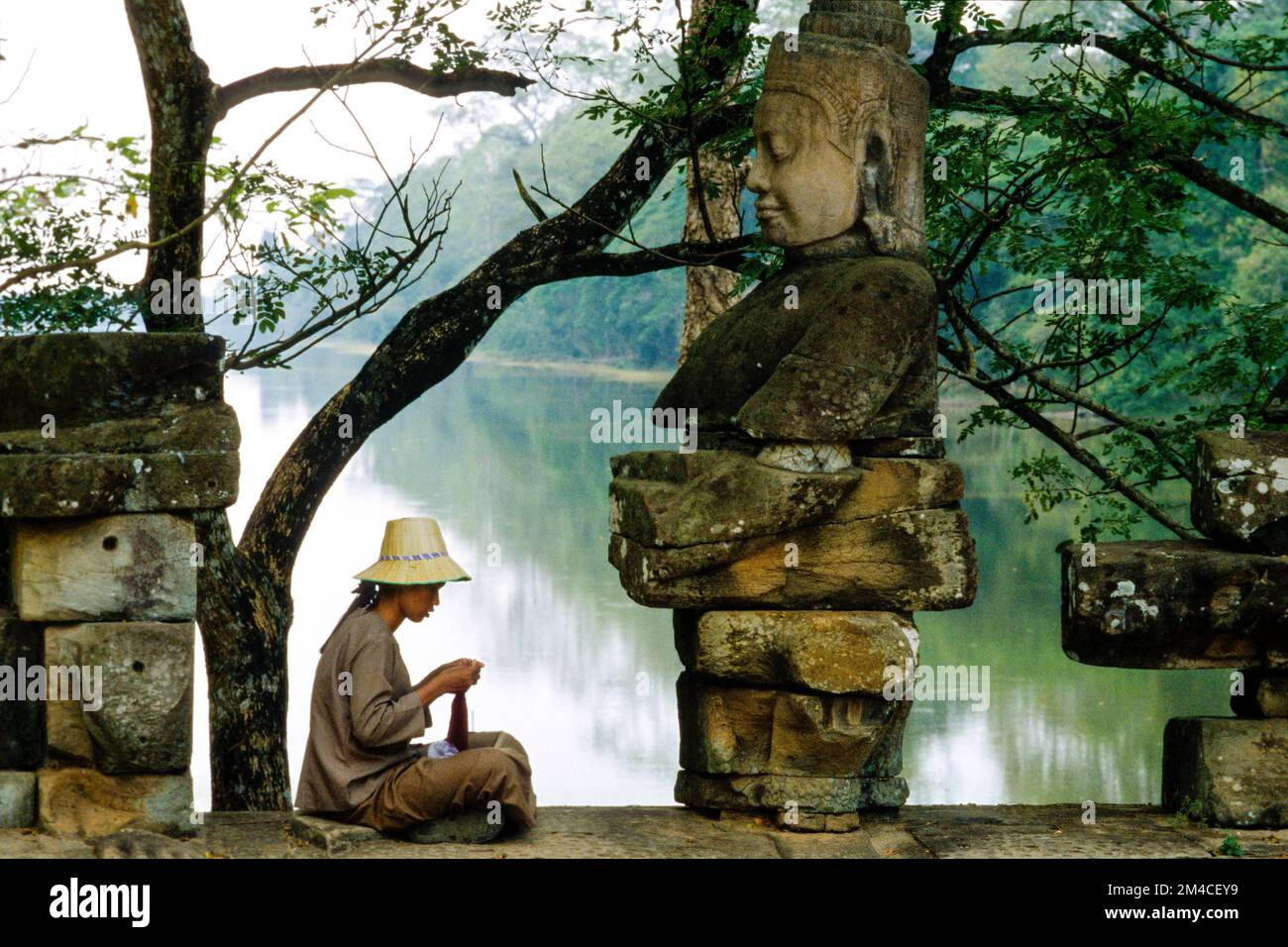 Westgate, khmer lady knitting peacefully Stock Photo - Alamy
