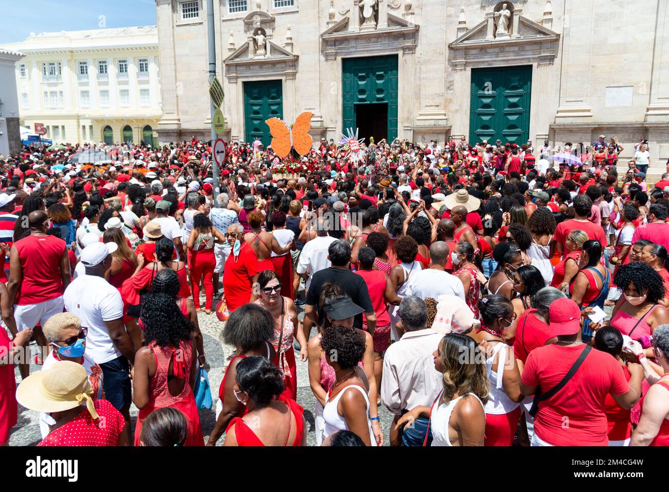Faithful people in crowd are saluting Santa Barbara in Largo do ...