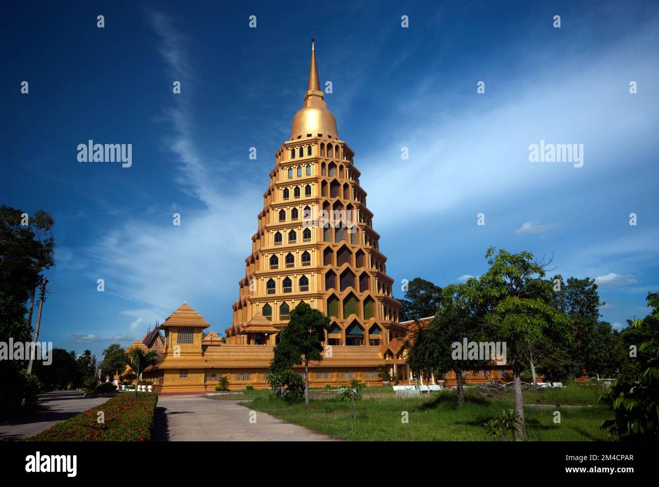 Phra That Chedi Si Pho Thong is a beautiful pagoda, a golden pagoda, 73 meters high, 40 meters ...