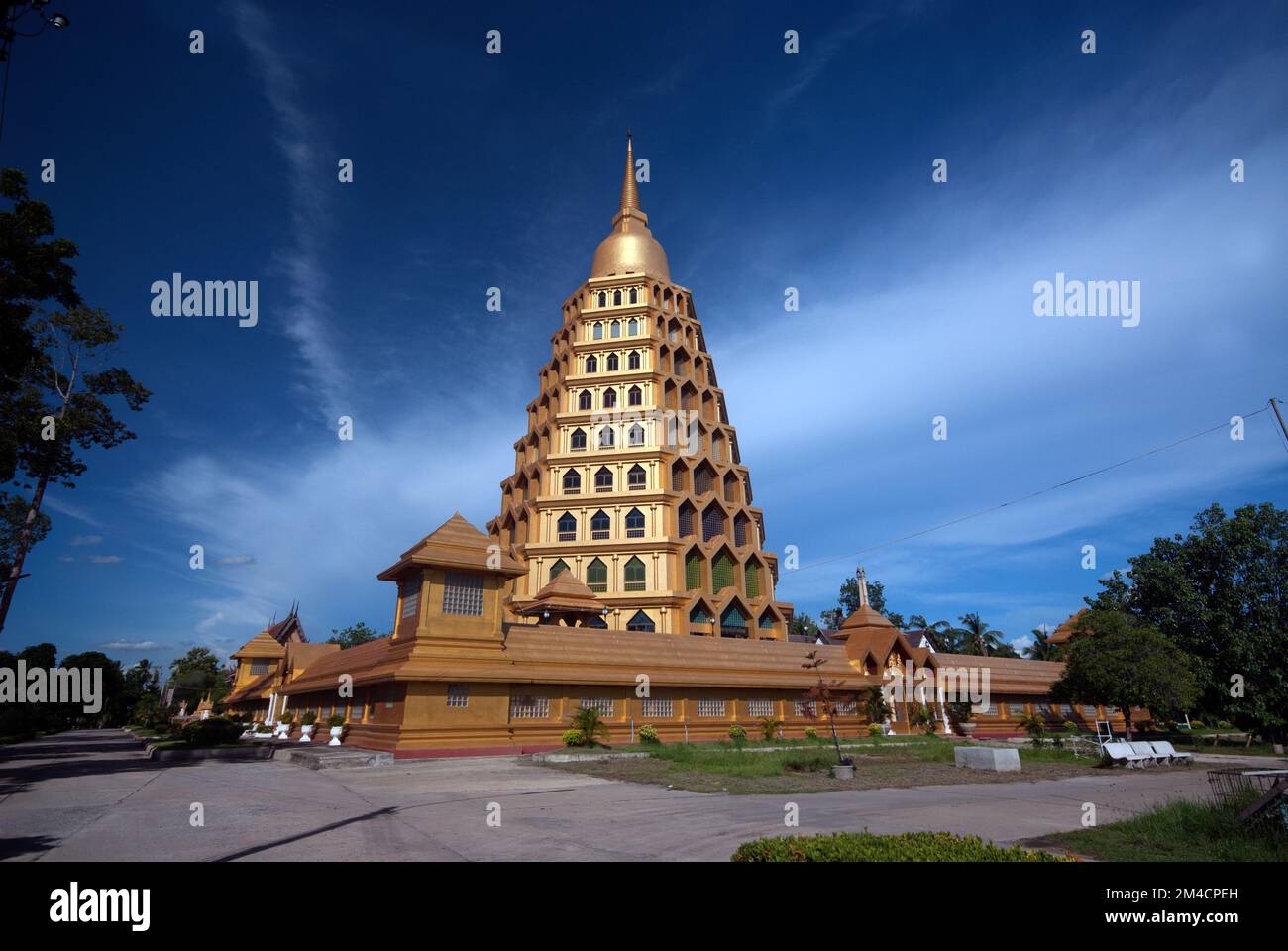 Phra That Chedi Si Pho Thong is a beautiful pagoda, a golden pagoda, 73 ...