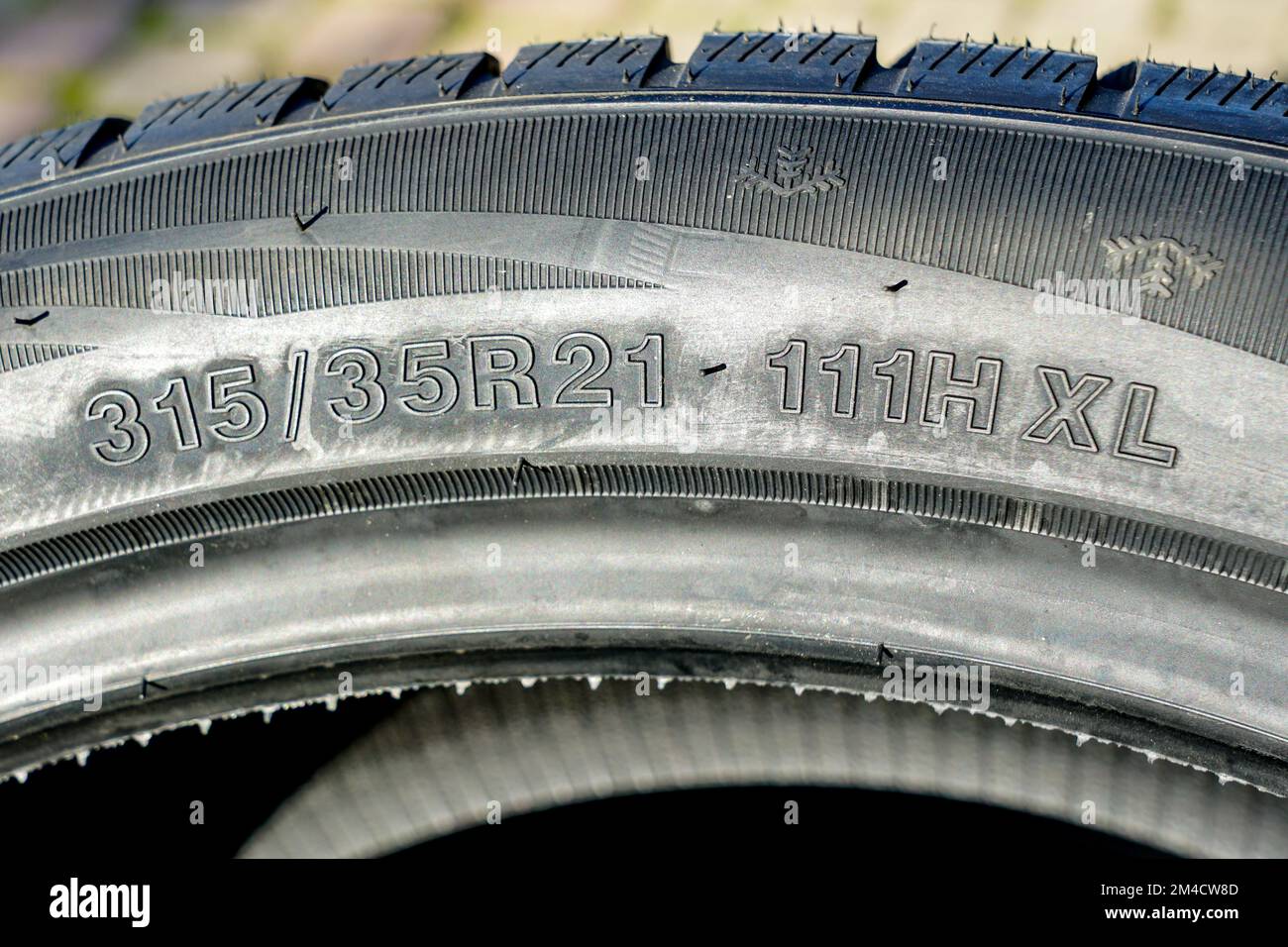 Side view of new tire with tire width, height and wheel diameter ...
