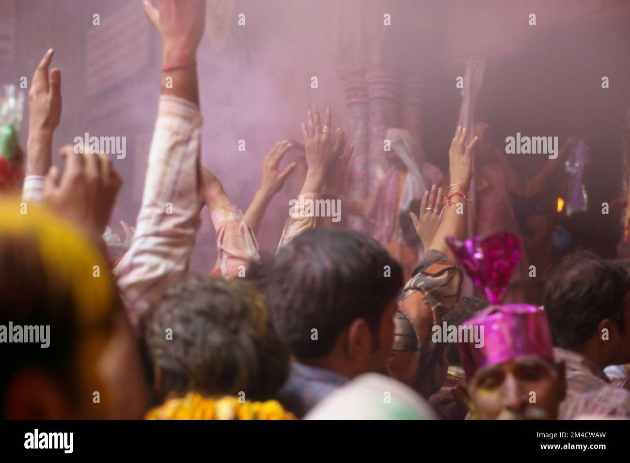Hindus celebrating holi festival hi-res stock photography and images ...