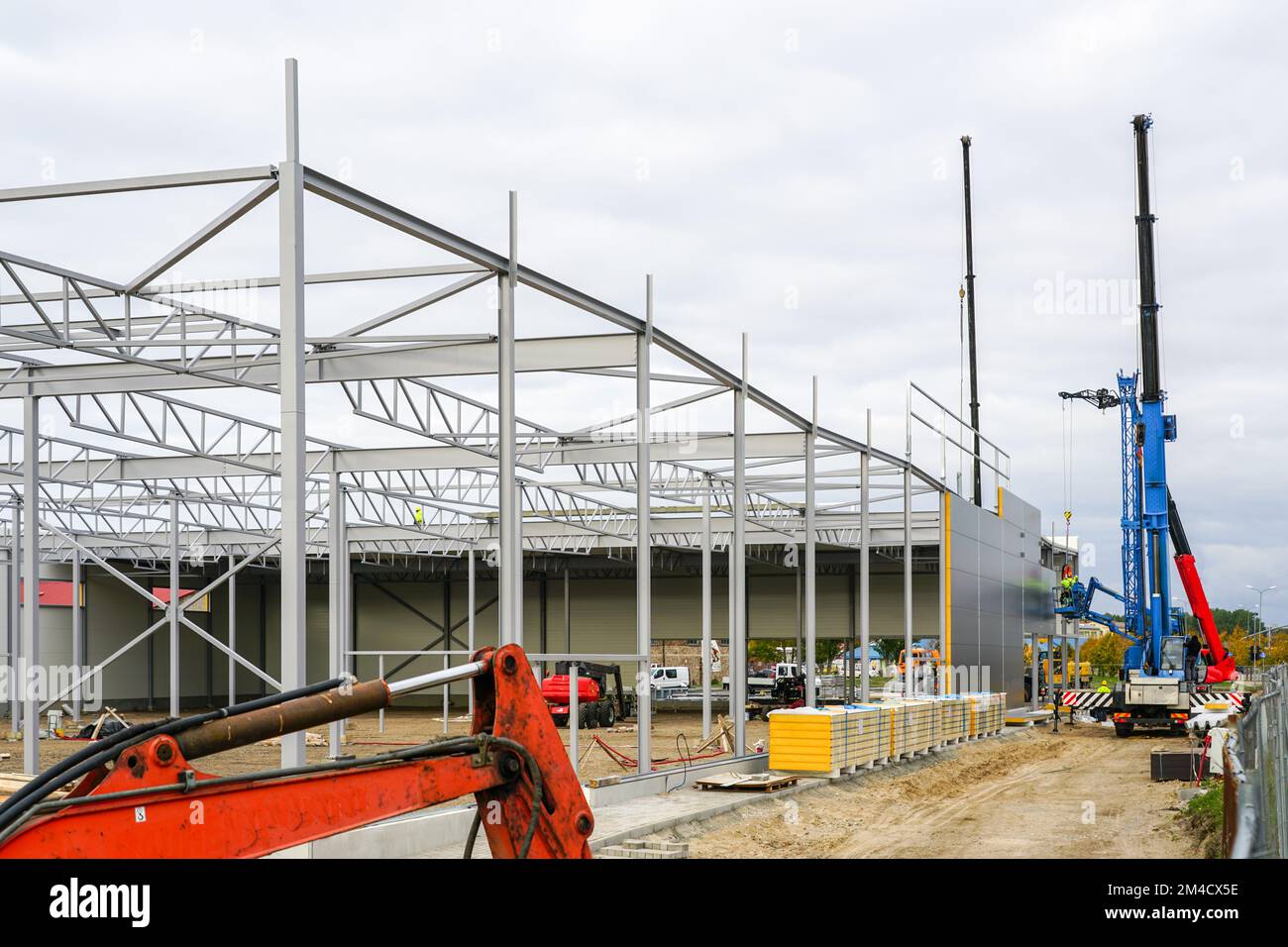 Sandwich panel facade assembly on an assembled steel frame of a new ...