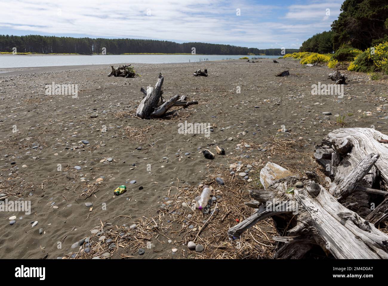 Caleta la Barra - point where the river Tolten flows into the pacific ...