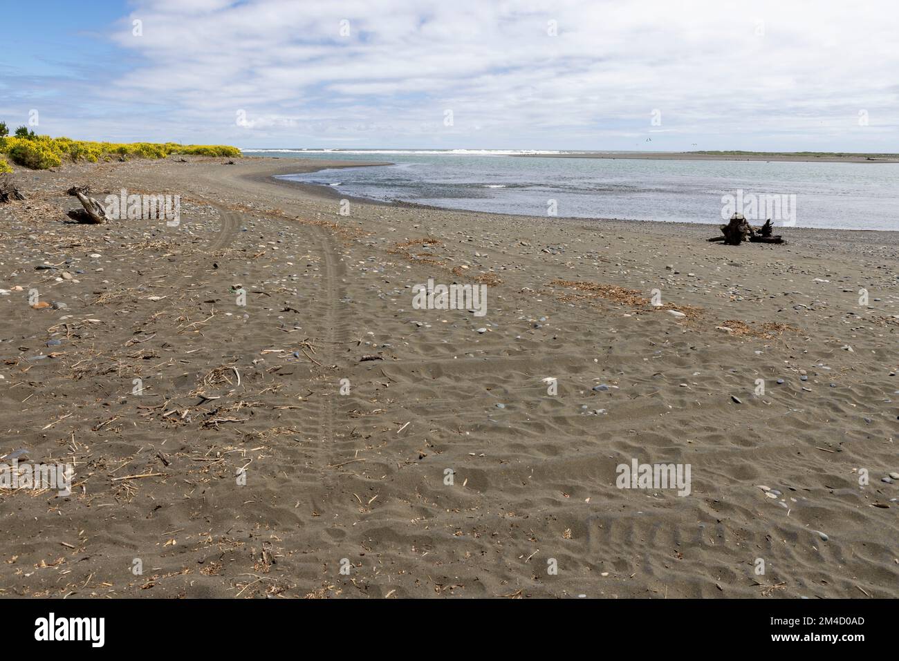 Caleta la Barra - point where the river Tolten flows into the pacific ...