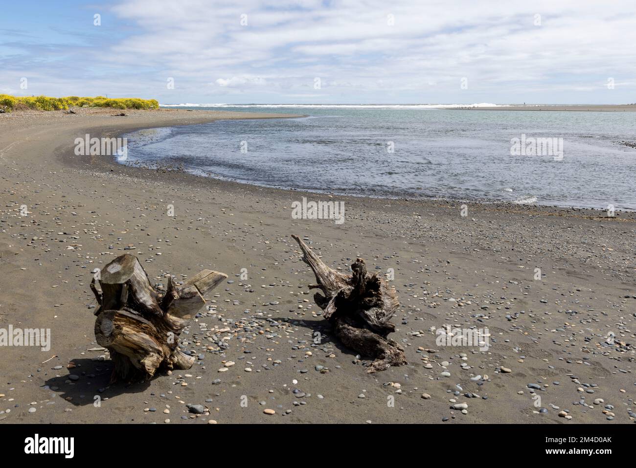 Caleta la Barra - point where the river Tolten flows into the pacific ...
