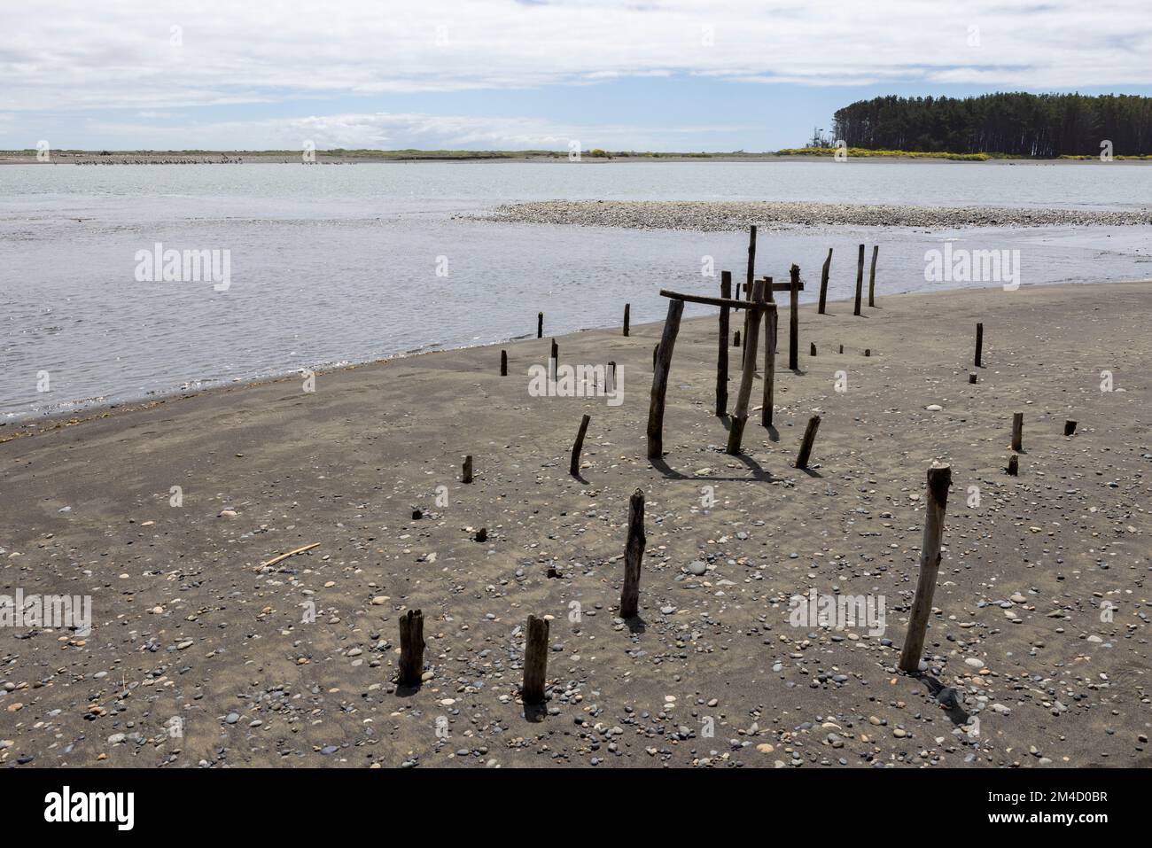 Caleta la Barra - point where the river Tolten flows into the pacific ...