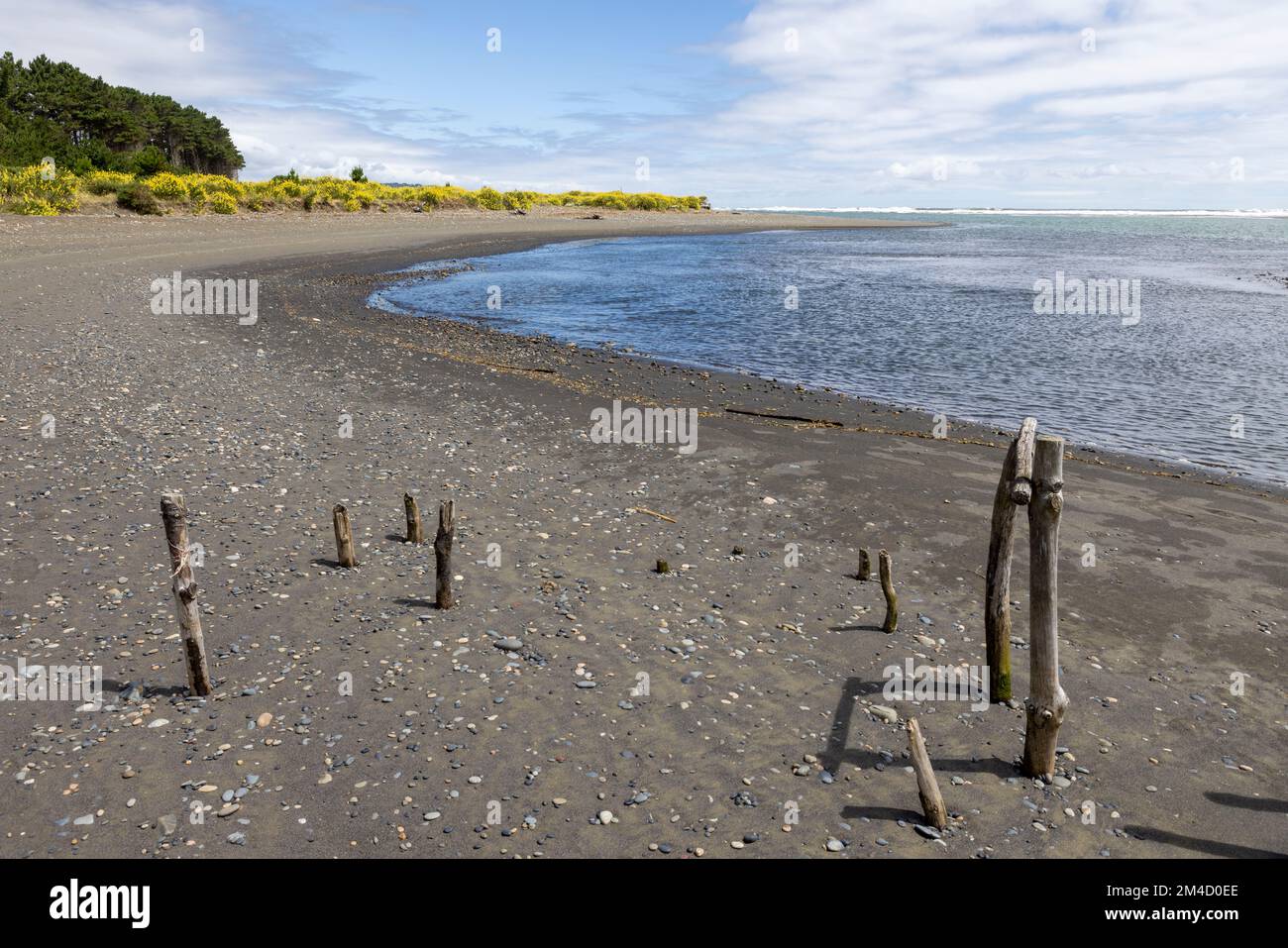 Caleta la Barra - point where the river Tolten flows into the pacific ...