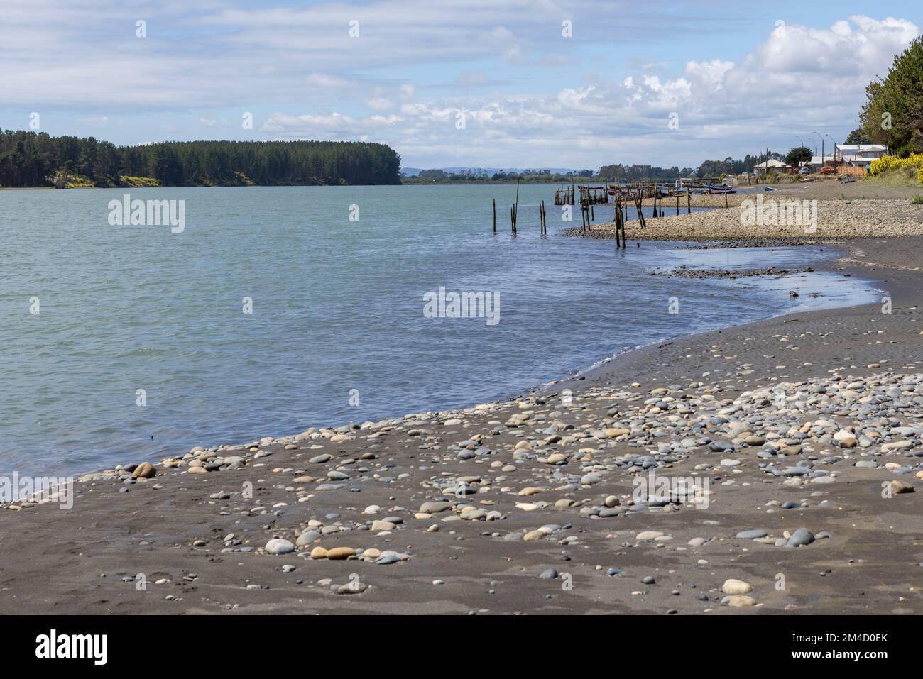 Caleta la Barra - point where the river Tolten flows into the pacific ...